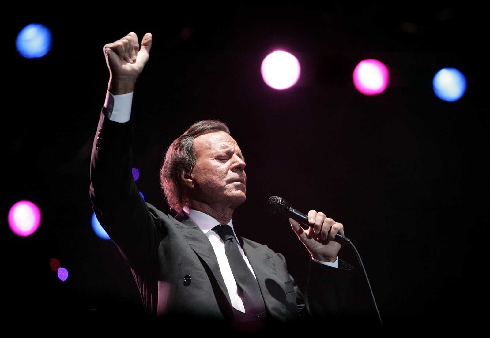 Julio Iglesias Wallpapers (22 images) - WallpaperCat