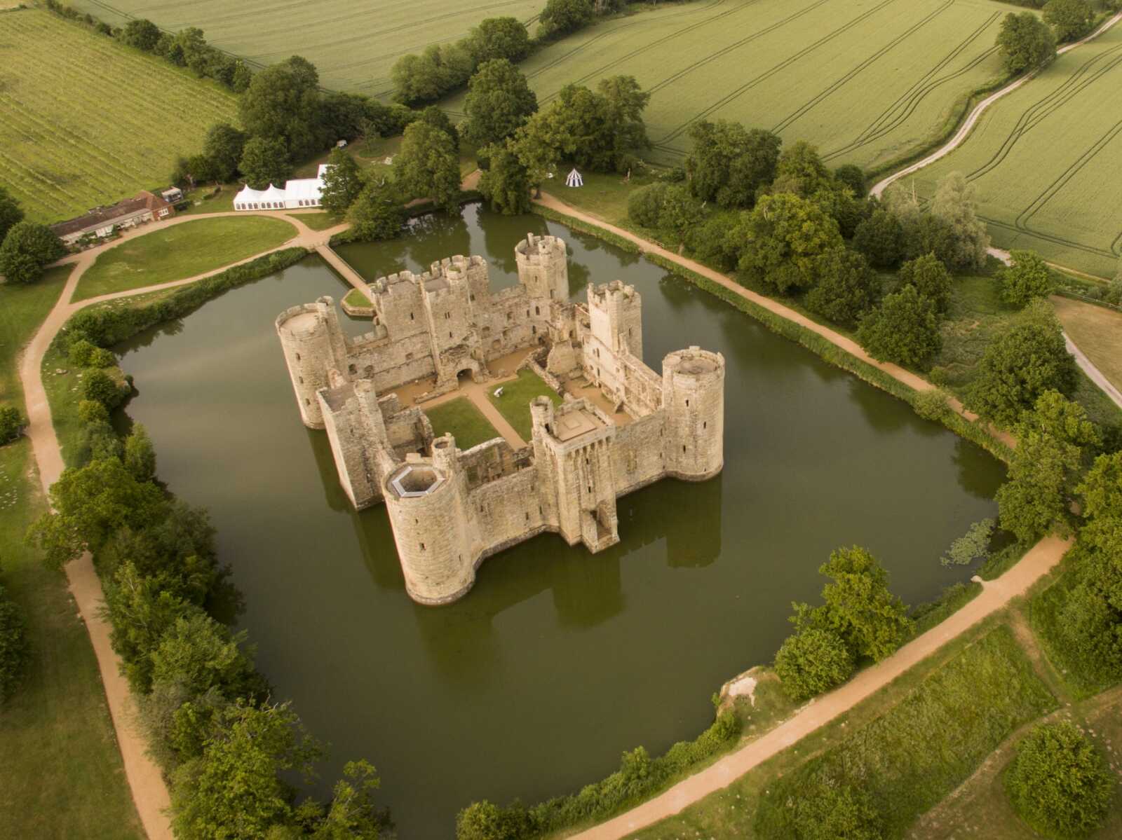 Bodiam Castle Wallpapers (36 images) - WallpaperCat