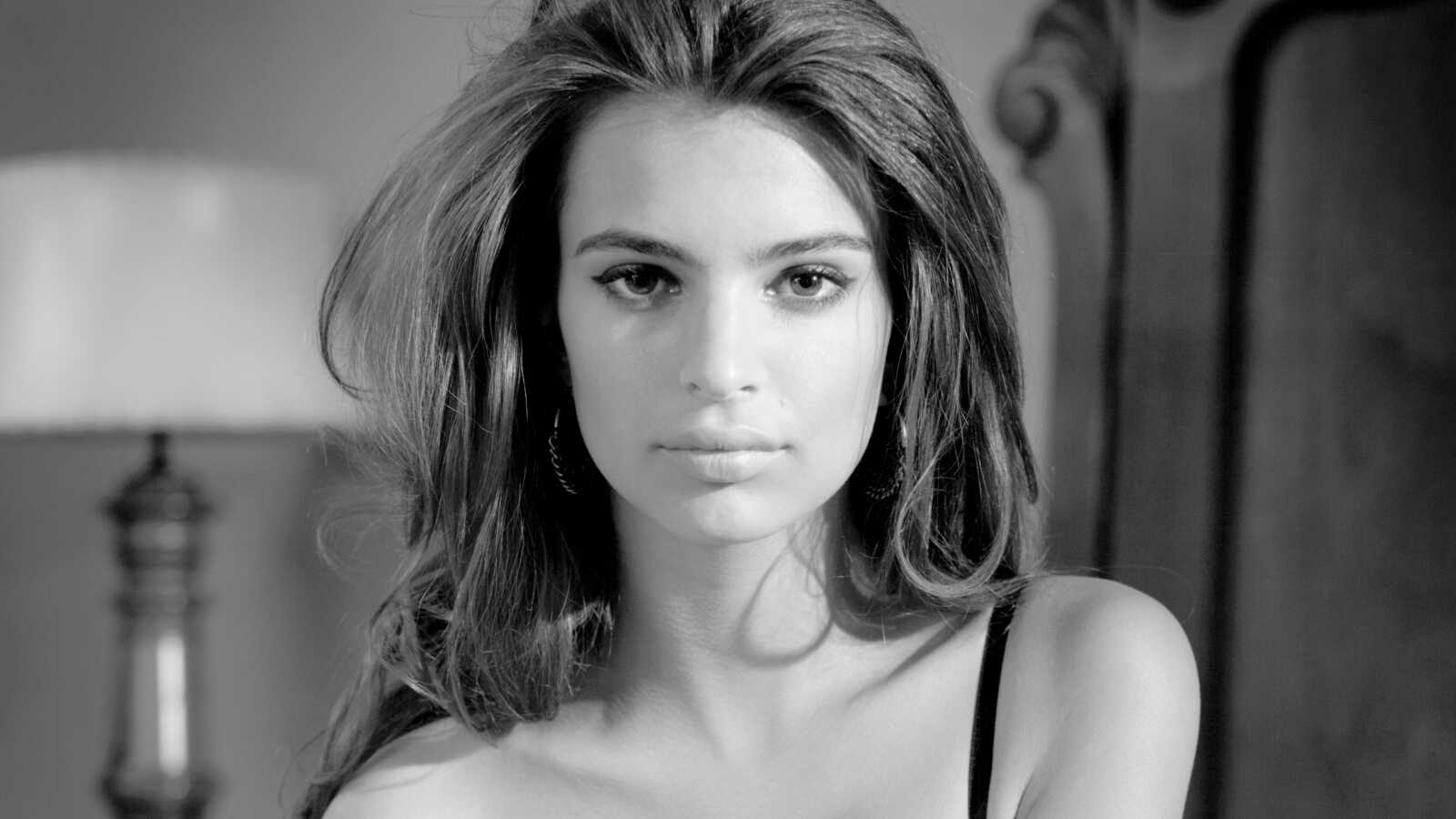 Emily Ratajkowski Wallpapers (60 images) - WallpaperCat