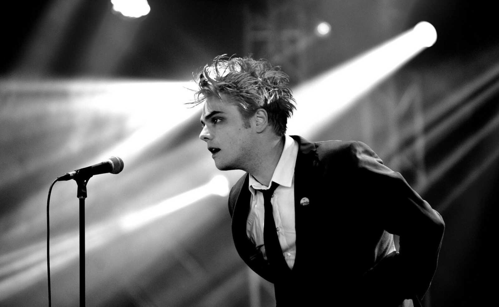 Gerard Way Wallpapers (44 images) - WallpaperCat