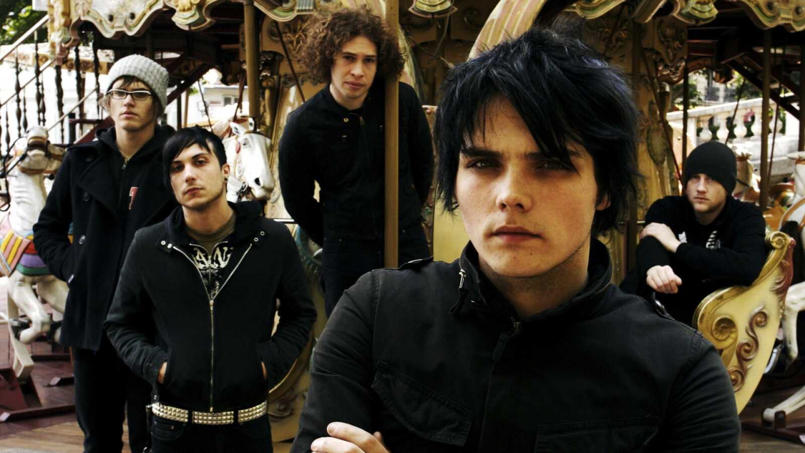 Gerard Way Wallpapers (44 images) - WallpaperCat