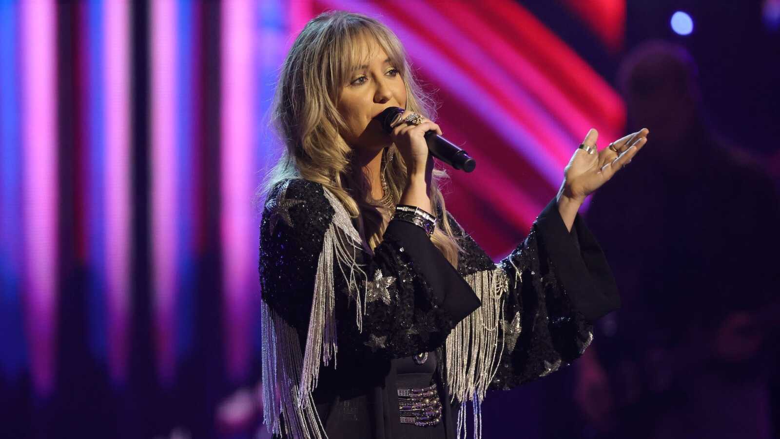 Lainey Wilson Wallpapers (46 images) - WallpaperCat