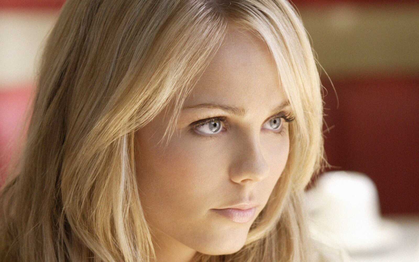 Laura Vandervoort Wallpapers (57 images) - WallpaperCat