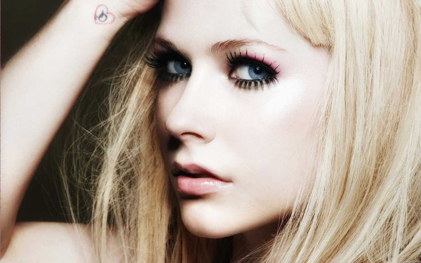Avril Lavigne Wallpapers (67 images) - WallpaperCat