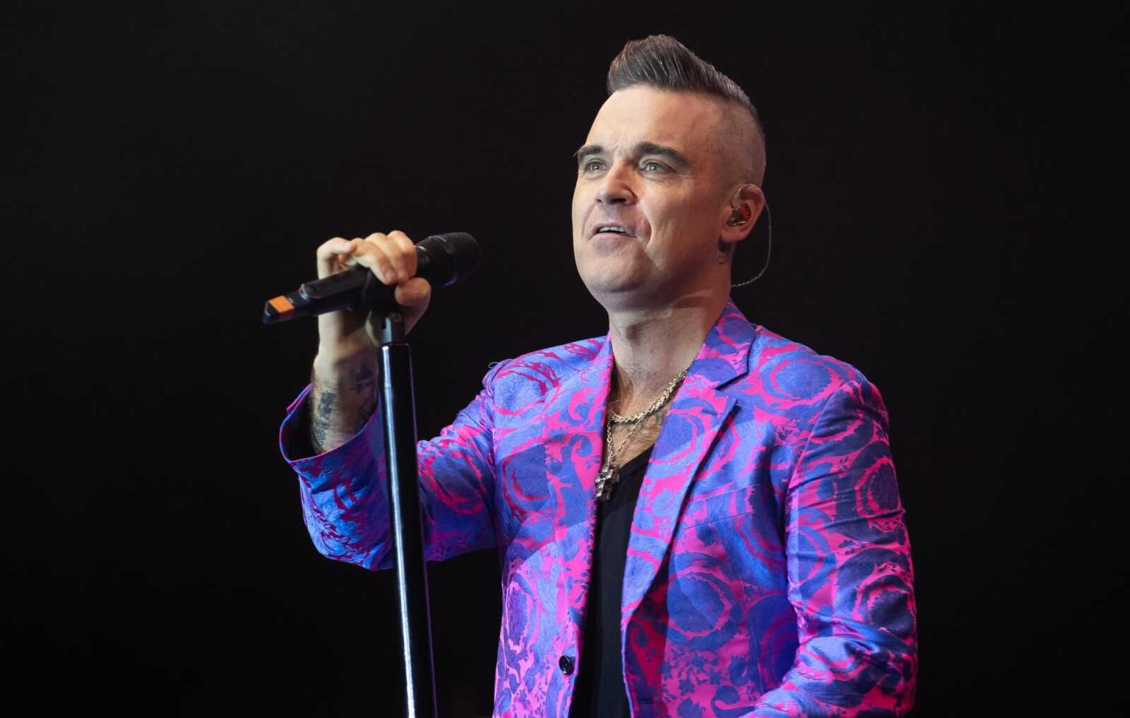 Robbie Williams Wallpapers (30 images) - WallpaperCat