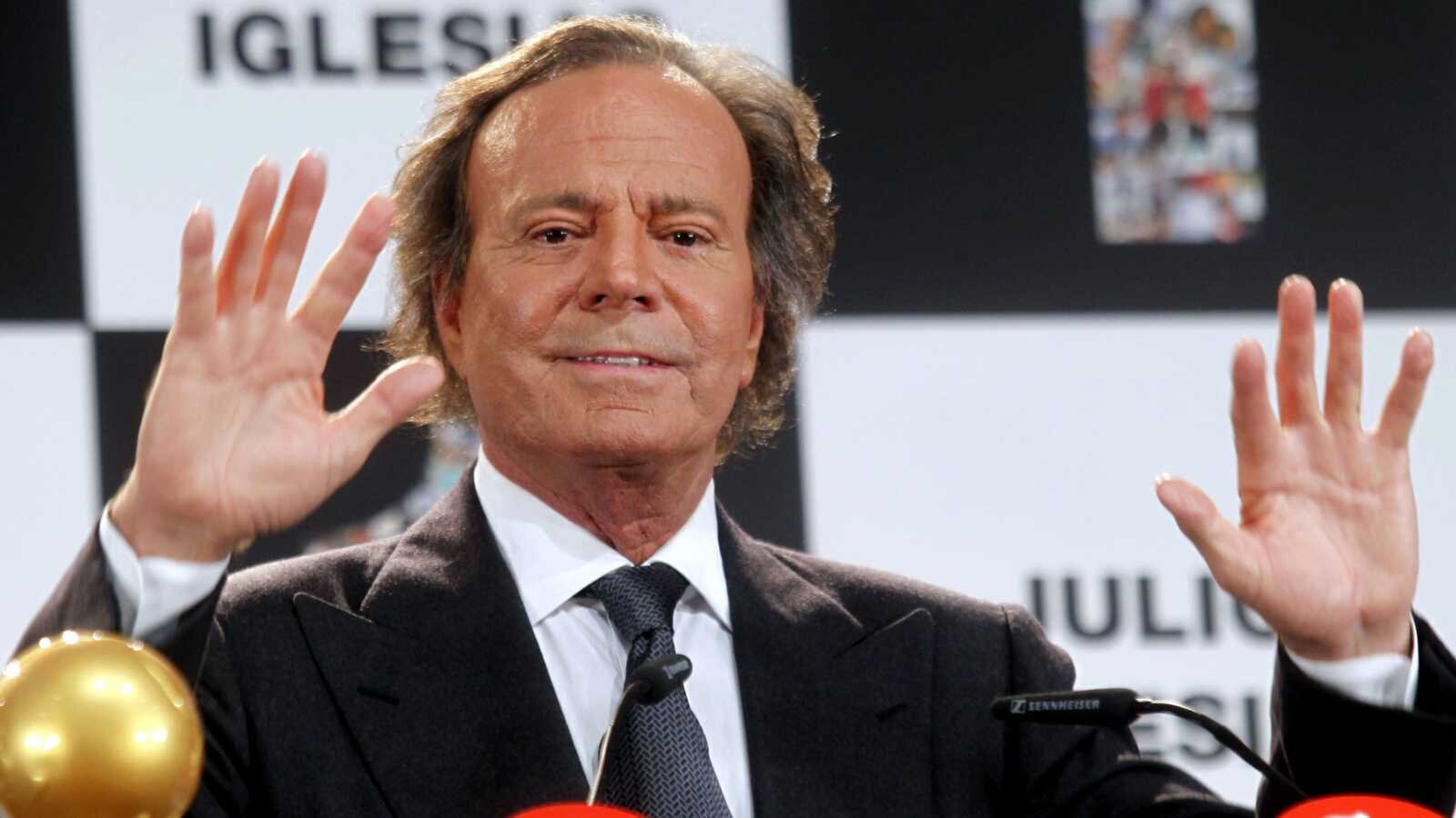 Julio Iglesias Wallpapers (22 images) - WallpaperCat