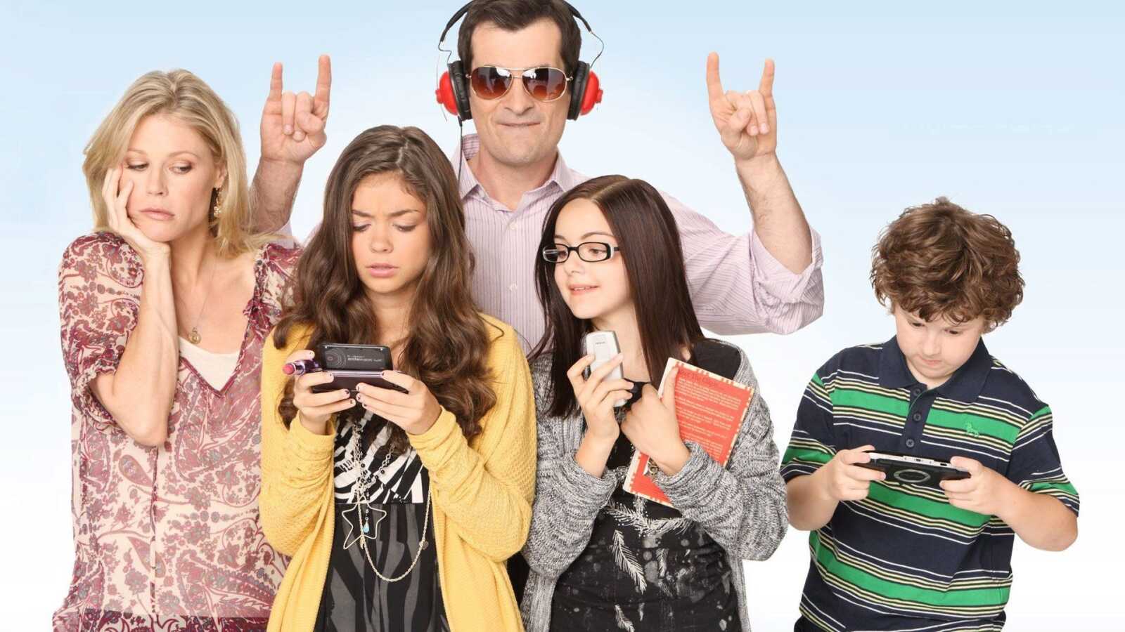 Modern Family (TV Series) Wallpapers (49 images) - WallpaperCat