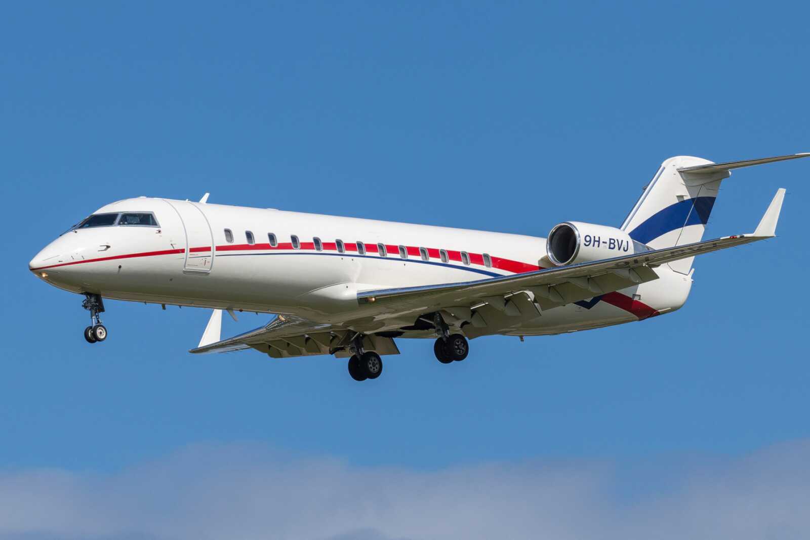 Bombardier Challenger 850 Wallpapers (13 images) - WallpaperCat