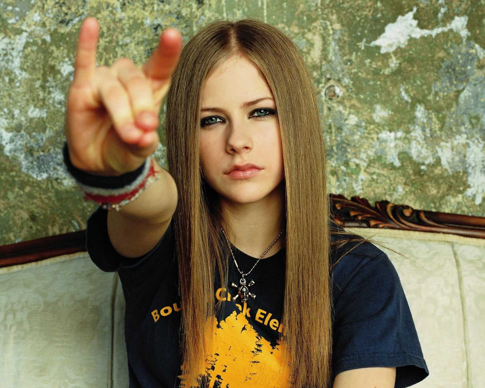 Avril Lavigne Wallpapers (67 images) - WallpaperCat