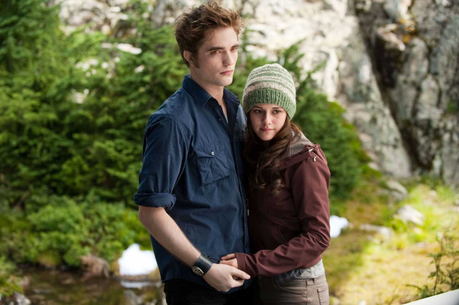 Edward and Bella (Twilight) Wallpapers (35 images) - WallpaperCat