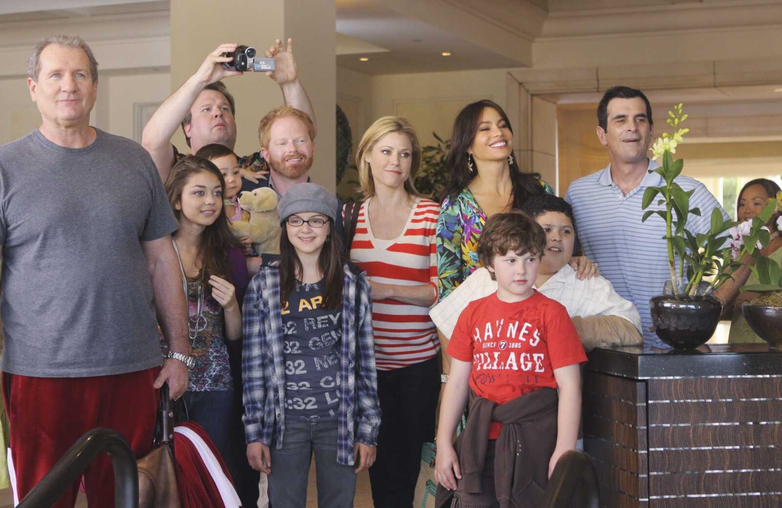 Modern Family (TV Series) Wallpapers (49 images) - WallpaperCat