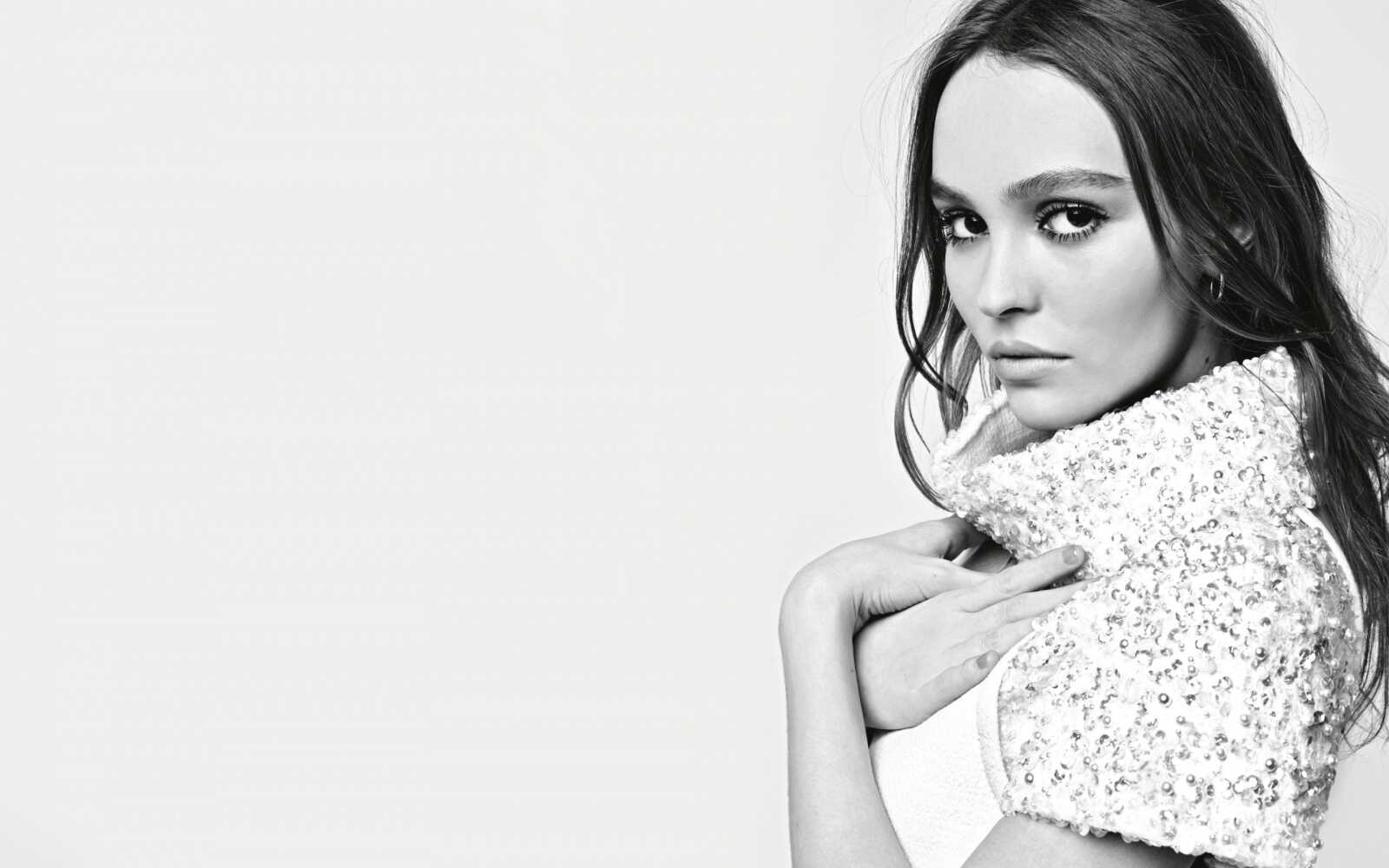 Lily Rose Depp Wallpapers 43 Images Wallpapercat