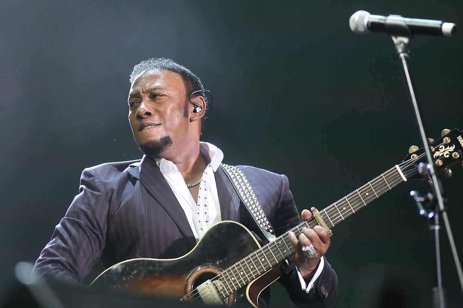 Antony Santos (Singer) Wallpapers (9 images) - WallpaperCat