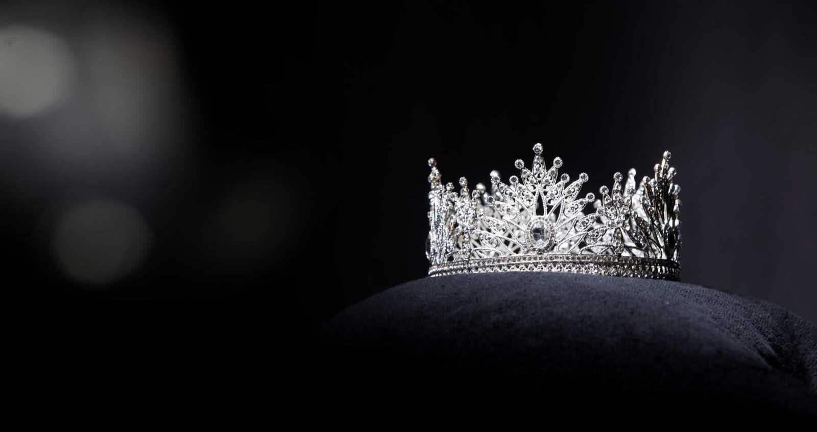 Crown Wallpapers (29 images) - WallpaperCat