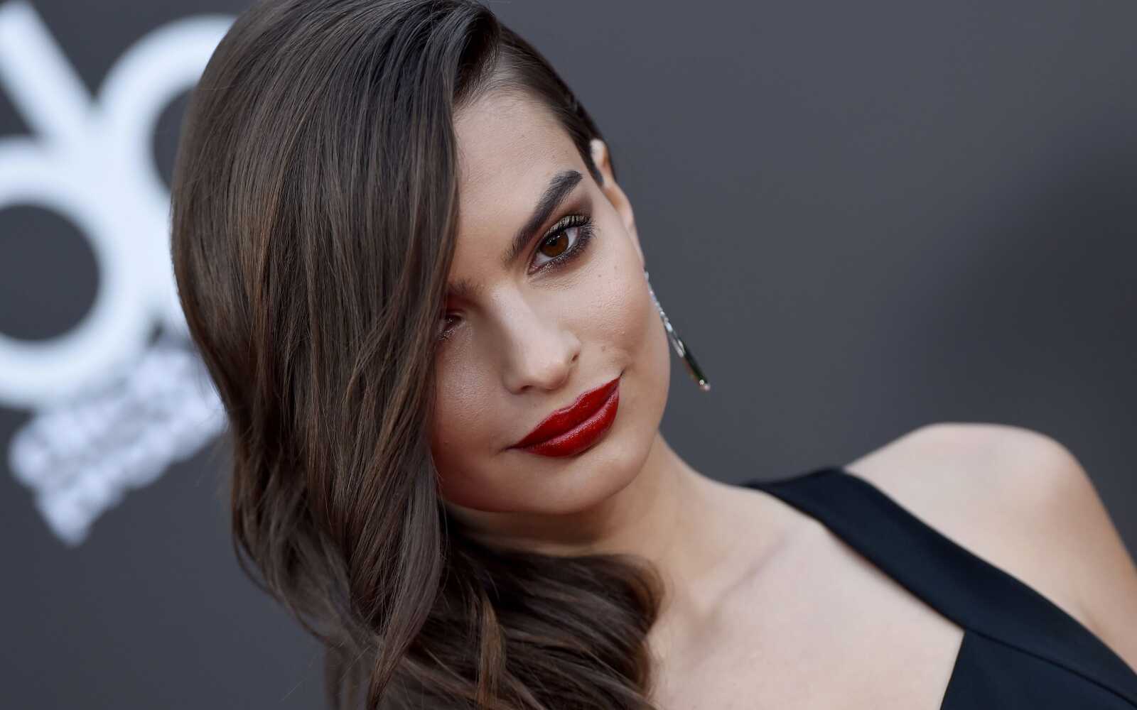 Emily Ratajkowski Wallpapers (60 images) - WallpaperCat