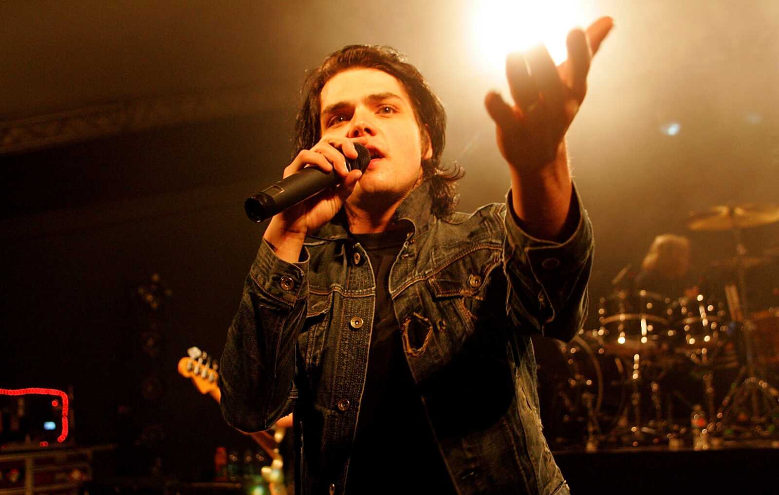 Gerard Way Wallpapers (44 images) - WallpaperCat