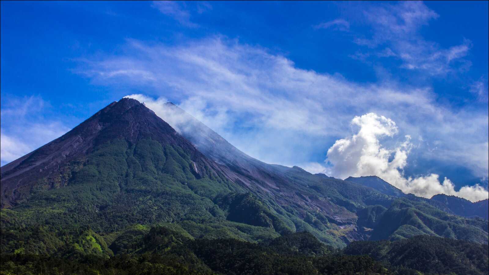 Merapi Volcano Wallpapers (17 images) - WallpaperCat