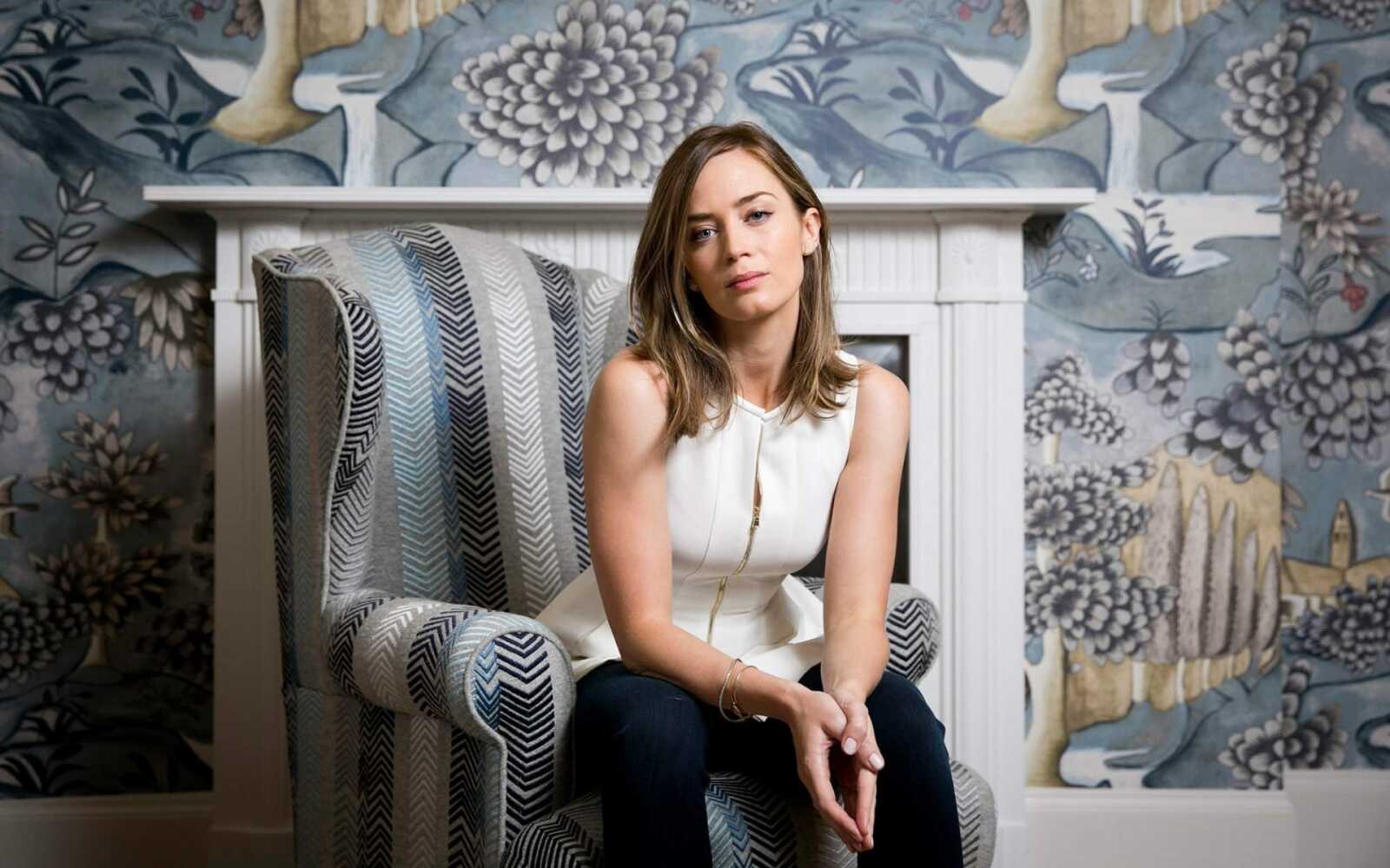 Emily Blunt Wallpapers (95 images) - WallpaperCat