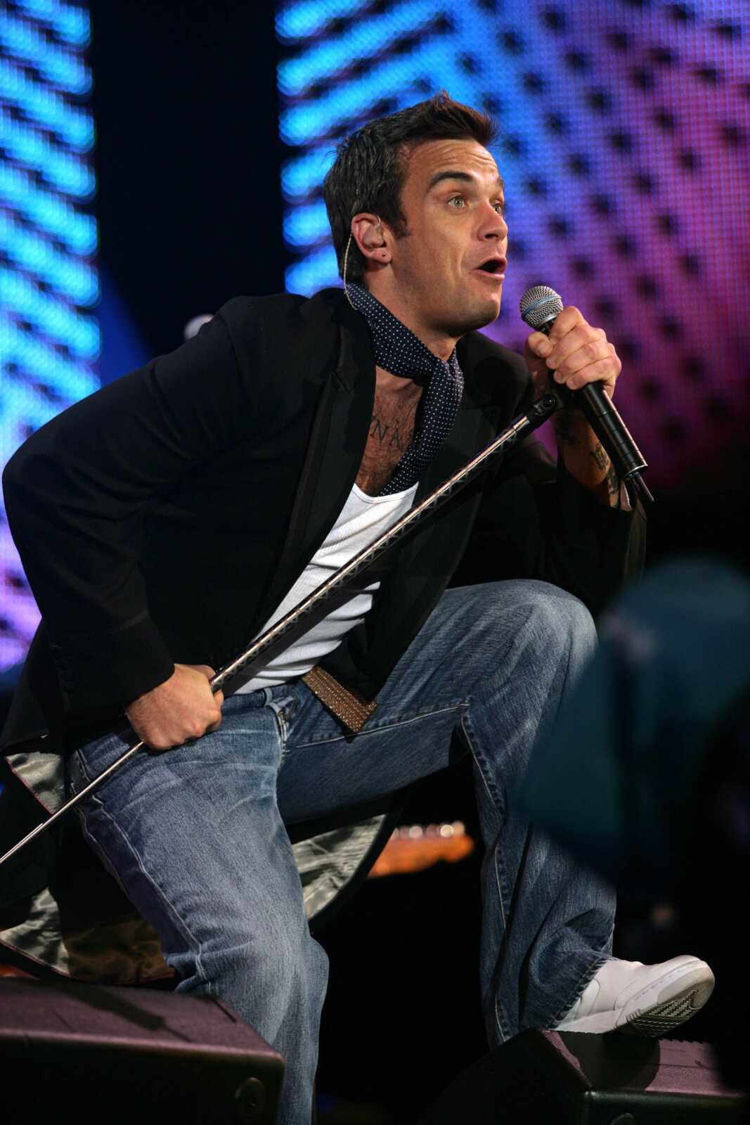 Robbie Williams Wallpapers (30 images) - WallpaperCat