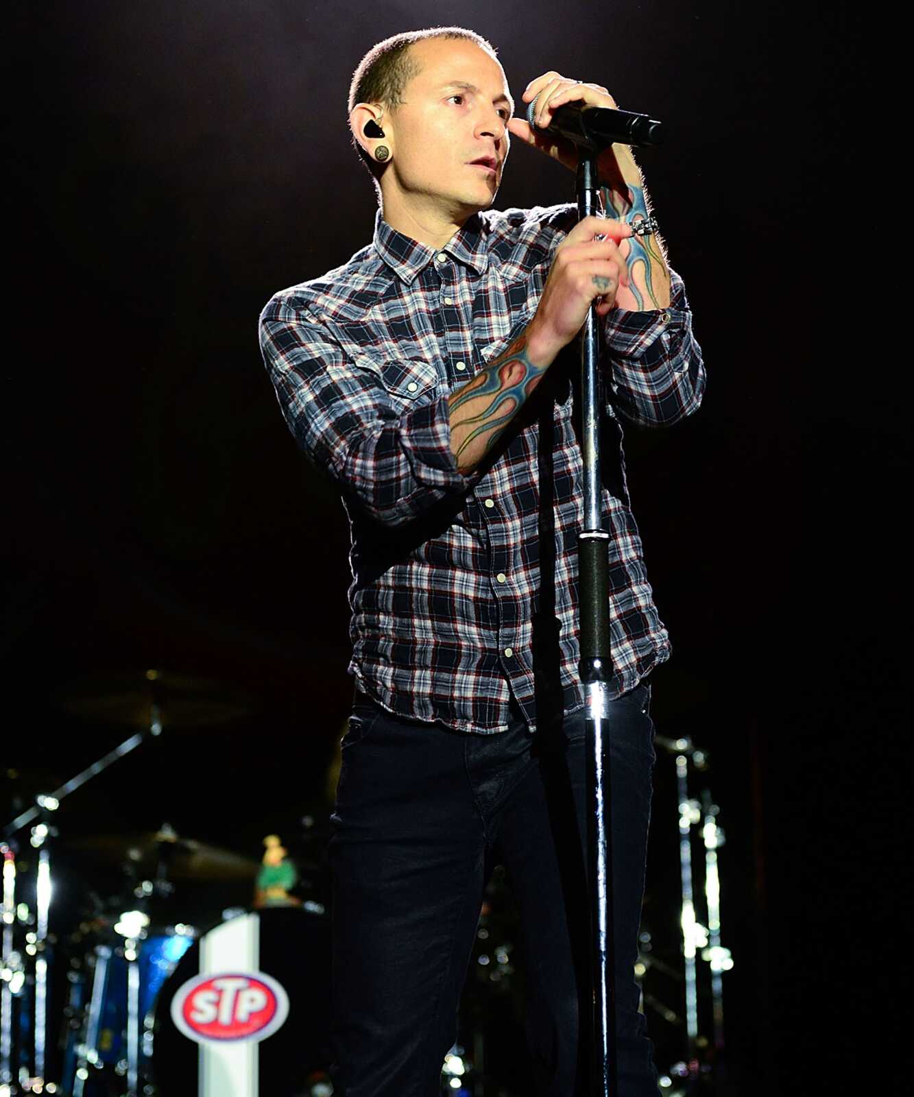 Chester Bennington Wallpapers (31 images) - WallpaperCat