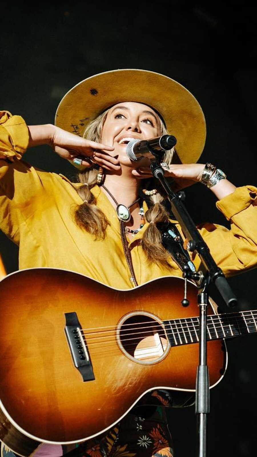 Lainey Wilson Wallpapers (46 images) - WallpaperCat