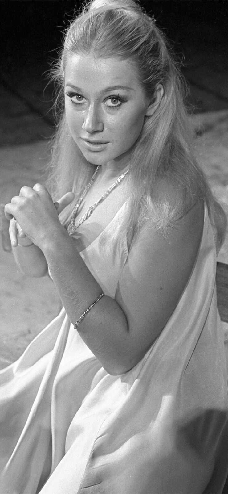 Helen Mirren Wallpapers (48 images) - WallpaperCat