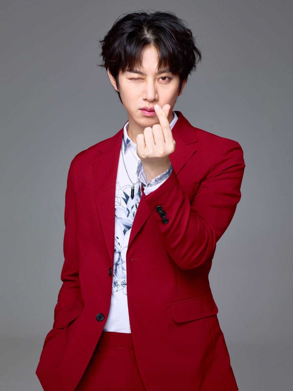 Kim Hee-chul Wallpapers (24 images) - WallpaperCat