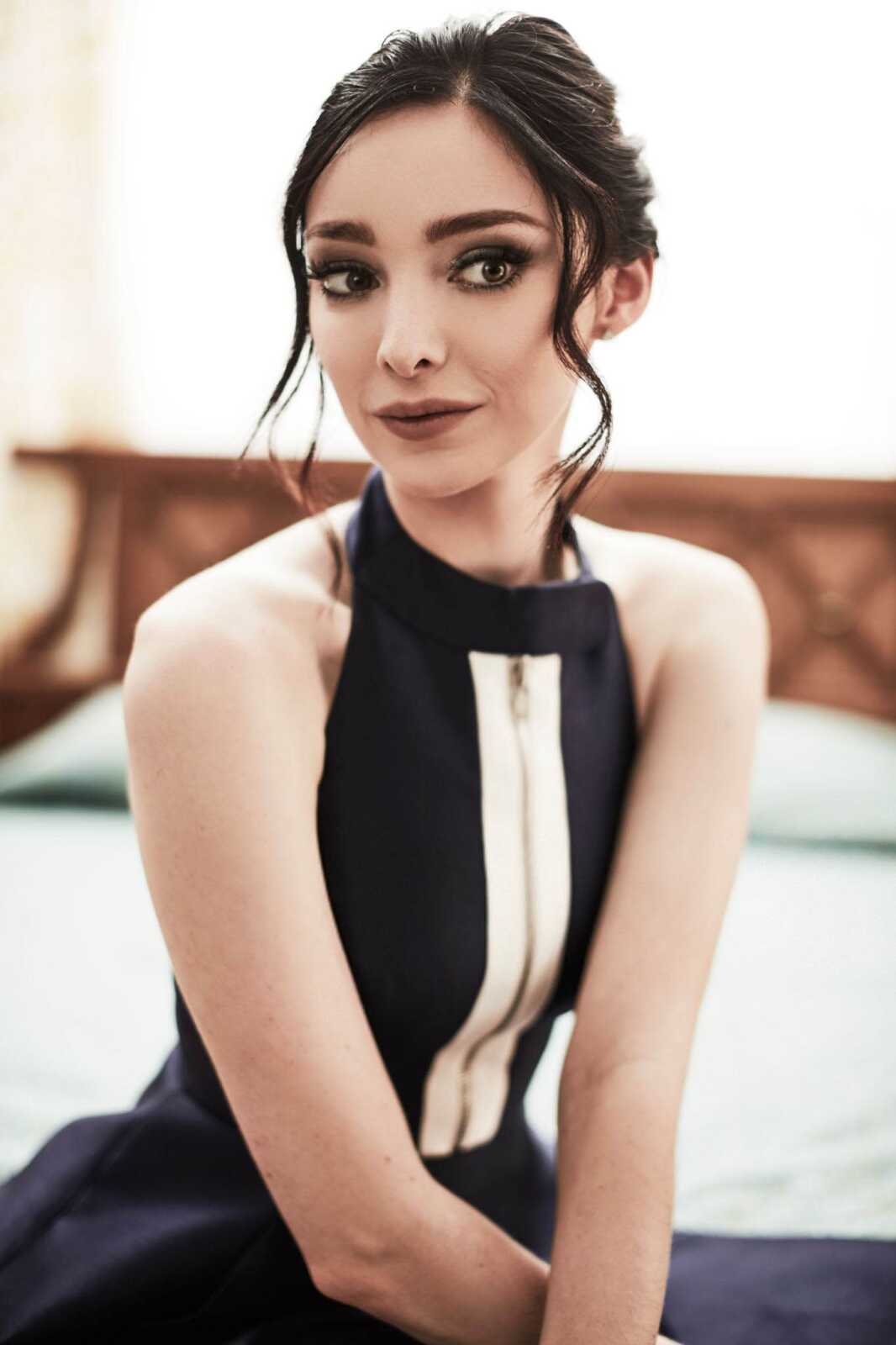 Emma Dumont Wallpapers (55 images) - WallpaperCat