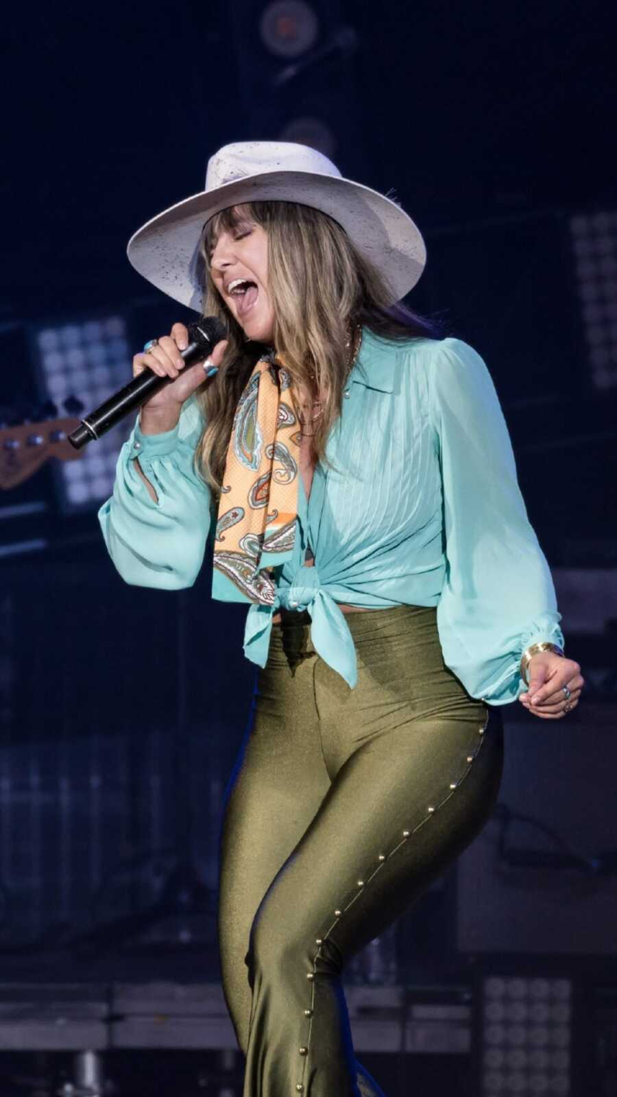 Lainey Wilson Wallpapers (46 images) - WallpaperCat