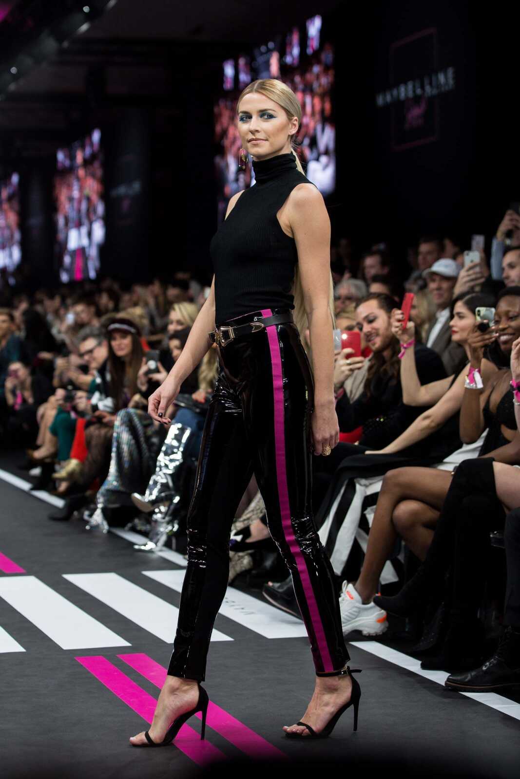Fashion Week Wallpapers (37 images) - WallpaperCat