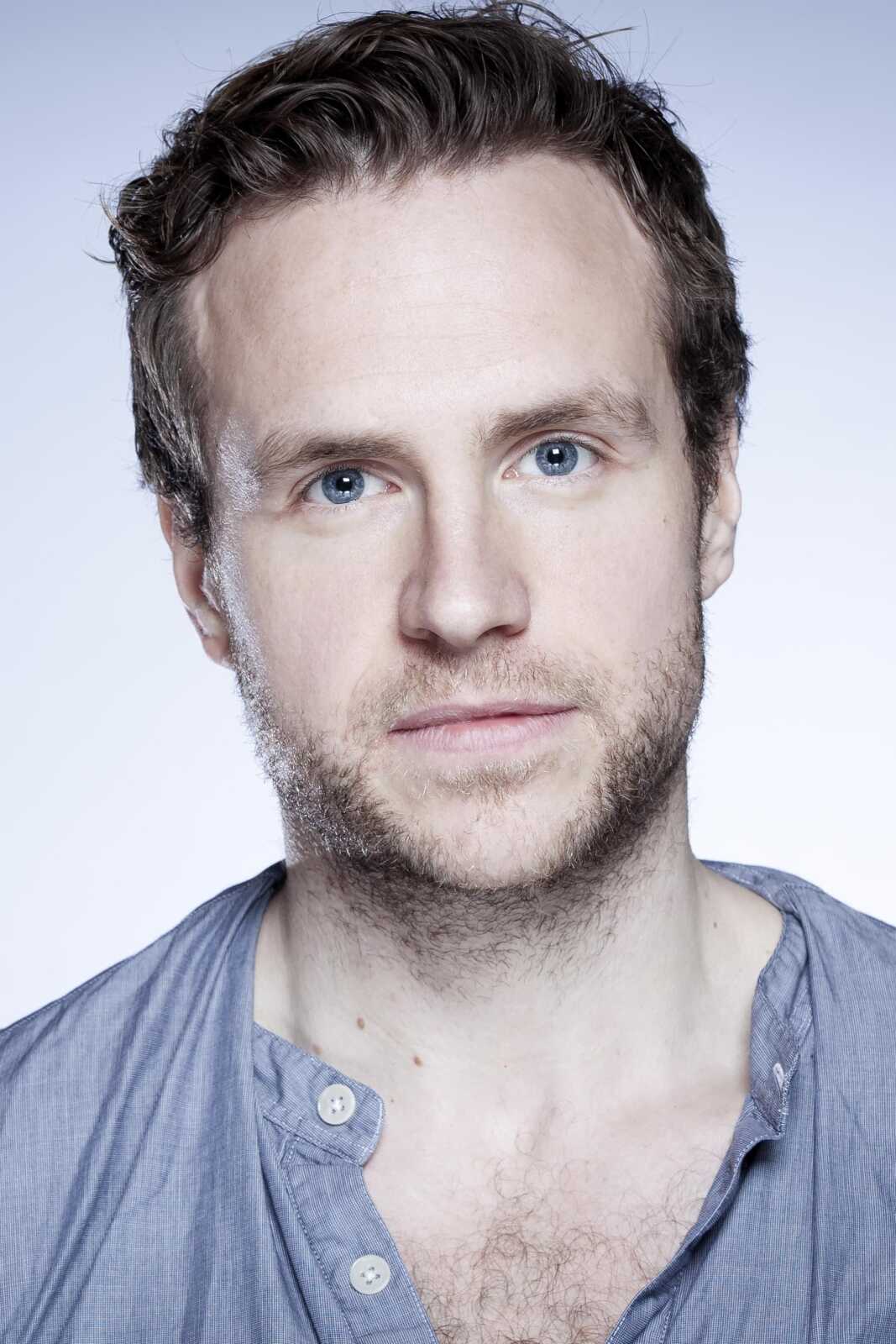 Rafe Spall Wallpapers (26 images) - WallpaperCat